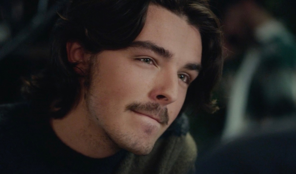 STAT : Qu'est-ce que cache le fils d'Emmanuelle? - Showbizz.net