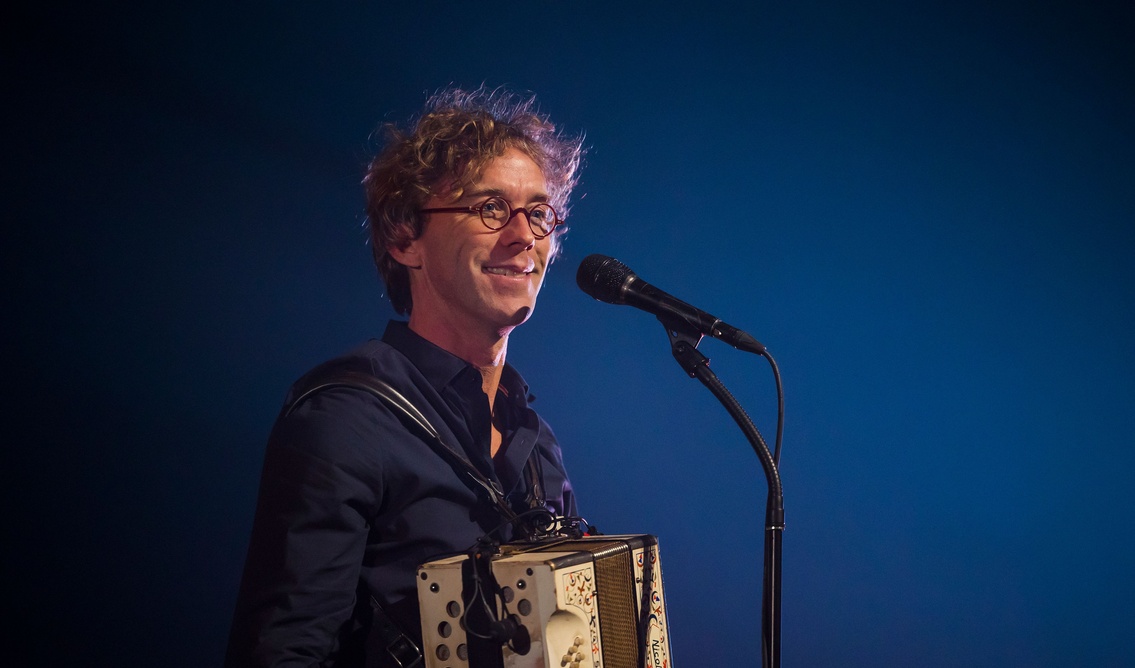 Fred Pellerin raconte la vie comme un tour de manège dans La descente ...