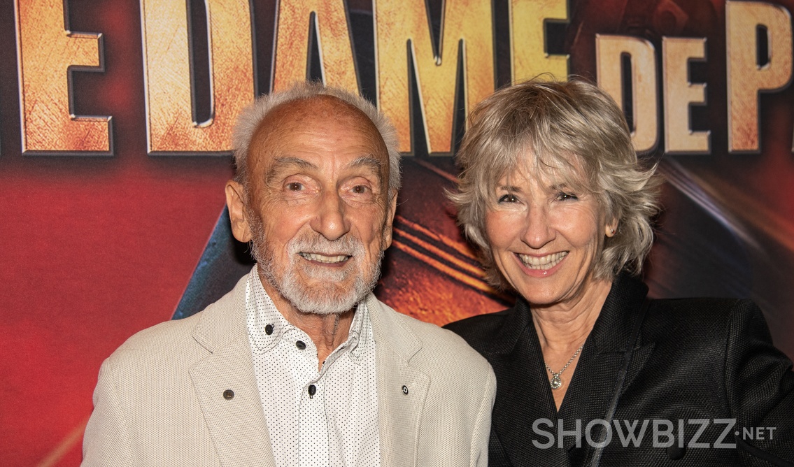 Yvon Deschamps pose pour une rare fois avec ses trois filles - Showbizz.net