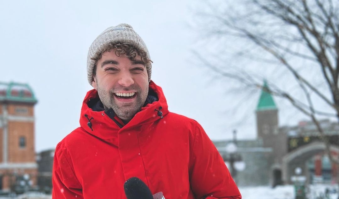 Félix Rondeau, le présentateur météo de Salut Bonjour Week-end, pose ...