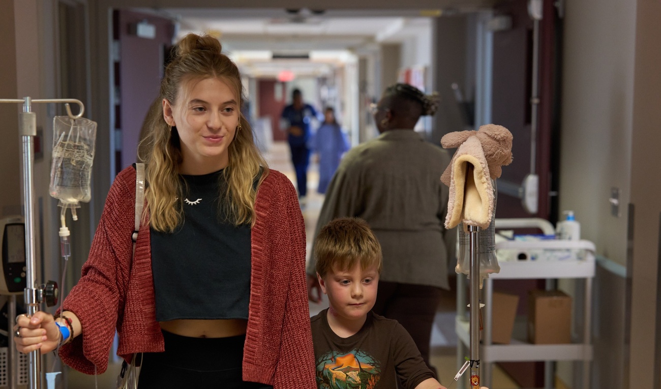 Ce nouveau personnage adorable dans « Les bracelets rouges » est joué ...